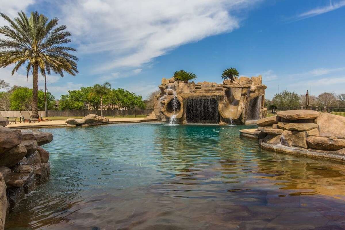 World's largest backyard swimming pool gives Texas home a tropical feel