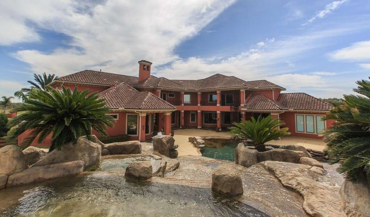 World's largest backyard swimming pool gives Texas home a tropical feel
