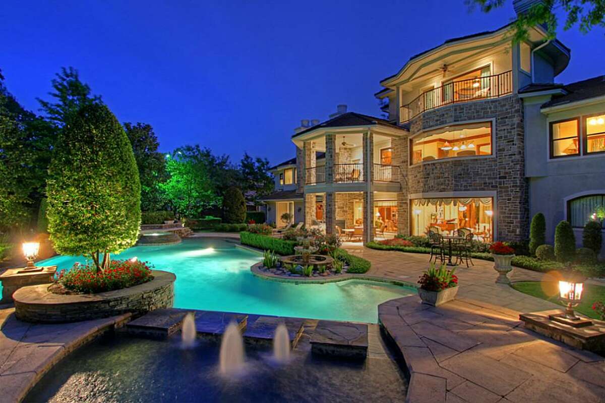 World's largest backyard swimming pool gives Texas home a tropical feel