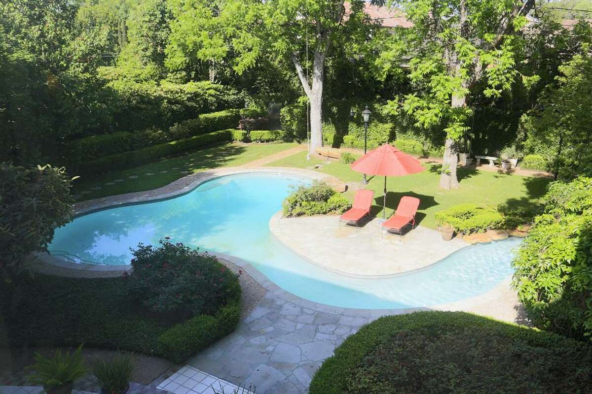 World's largest backyard swimming pool gives Texas home a tropical feel