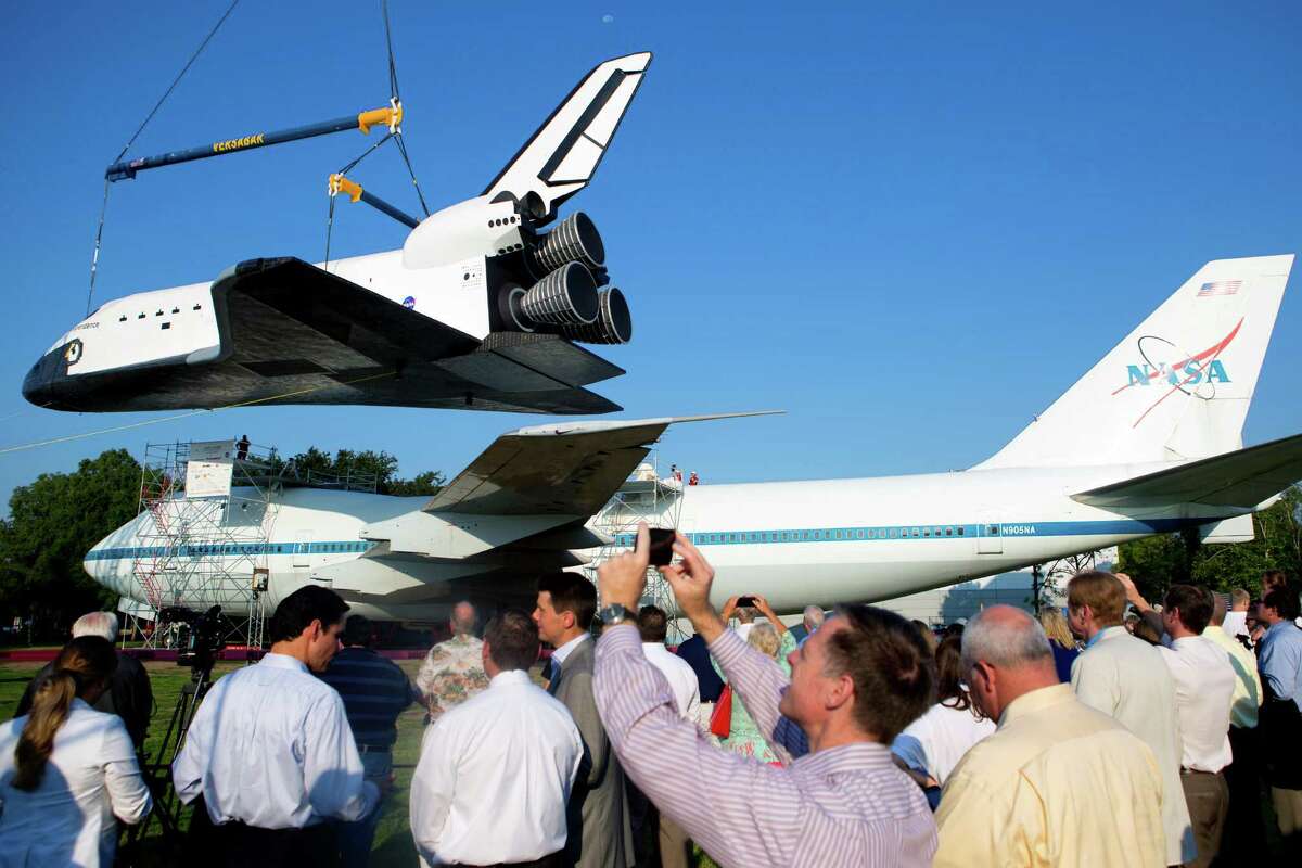 Shuttle replica makes final landing atop 747 at Space Center Houston