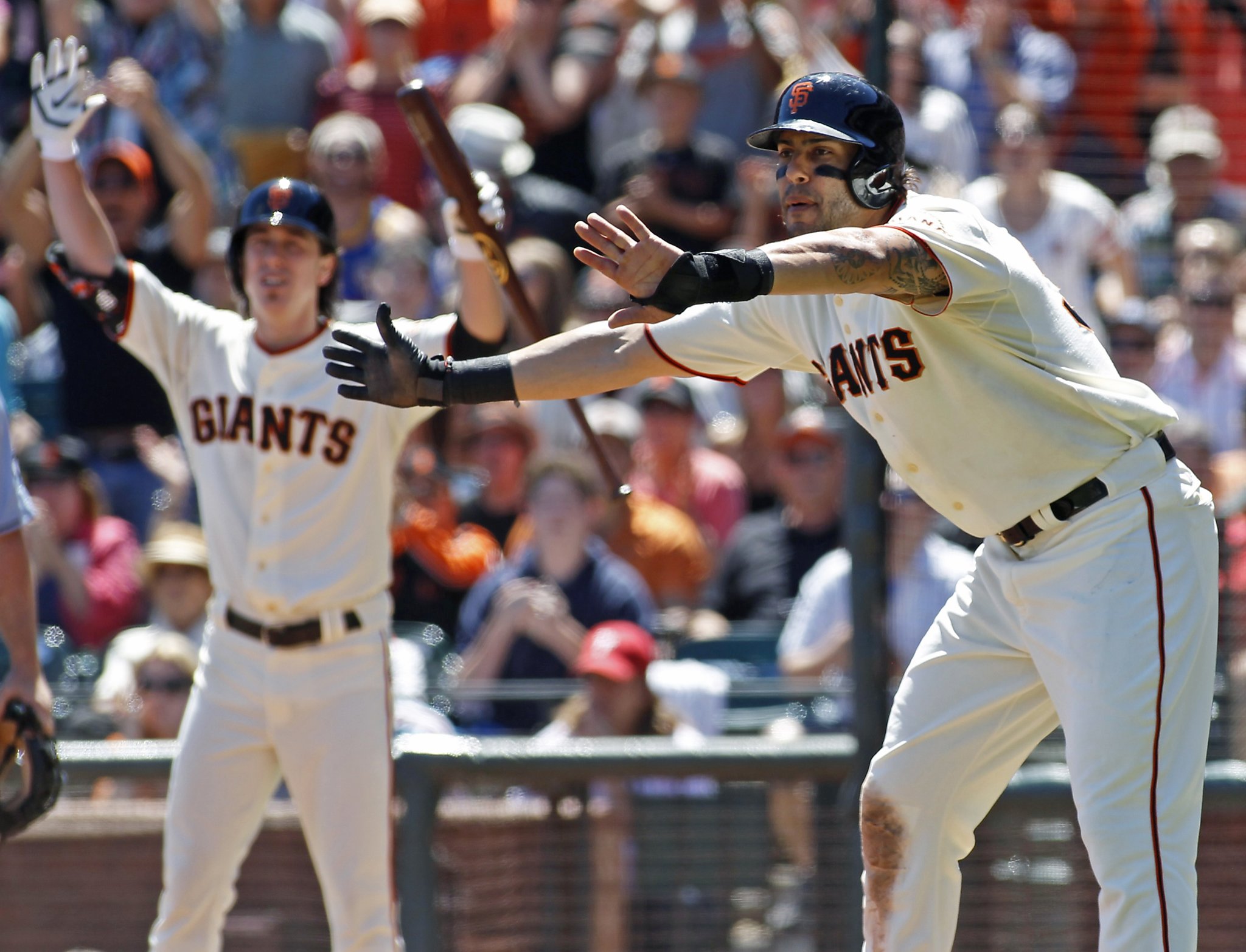 Giants get 1st series win at AT&T Park in more than month