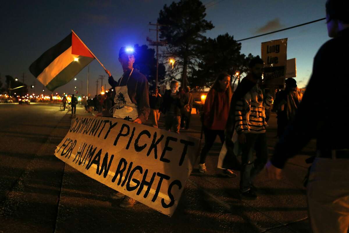 Ship targeted by protesters makes U-turn, heads back to Oakland