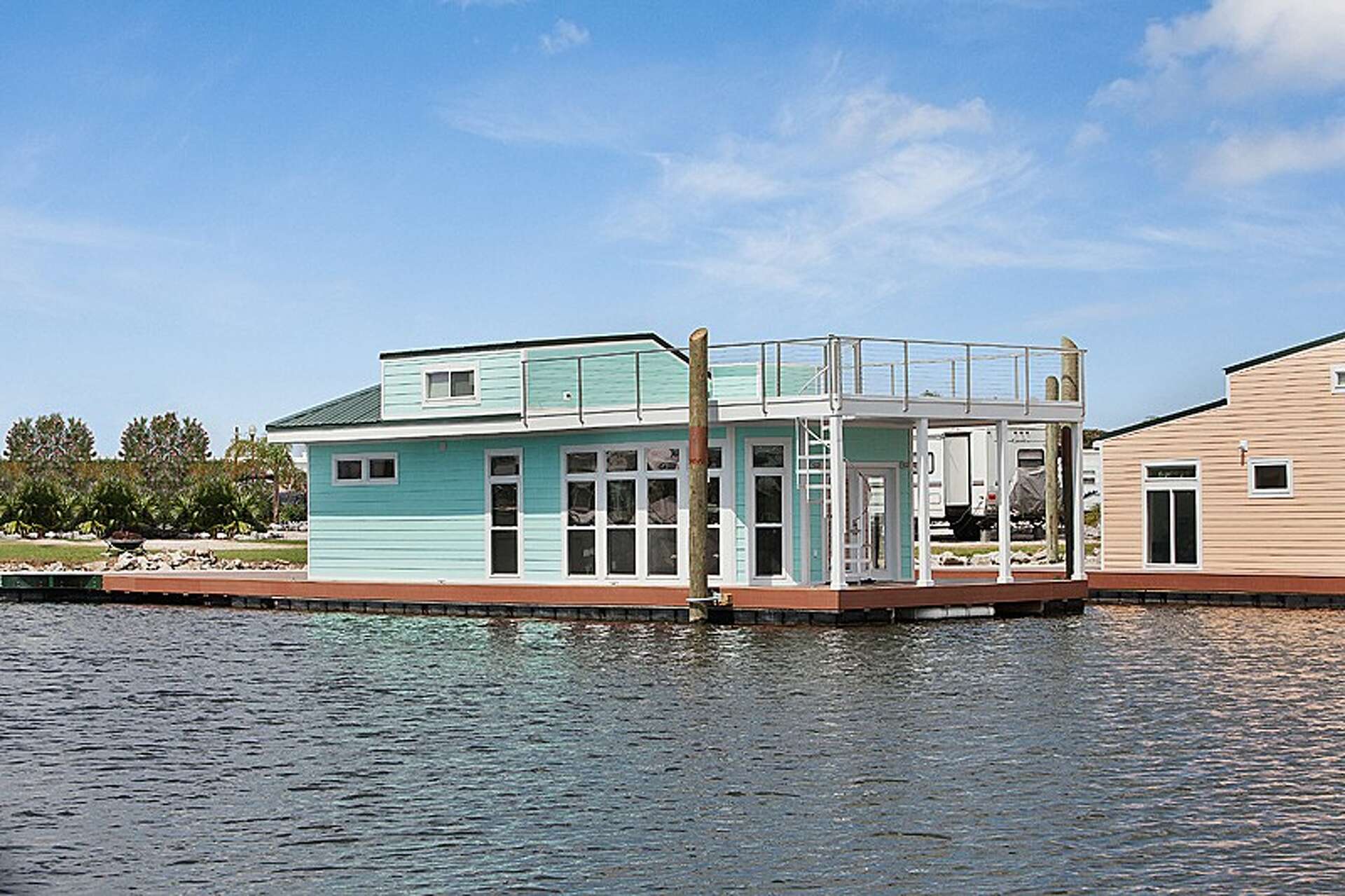 Texas houseboat listed among world's most amazing to rent