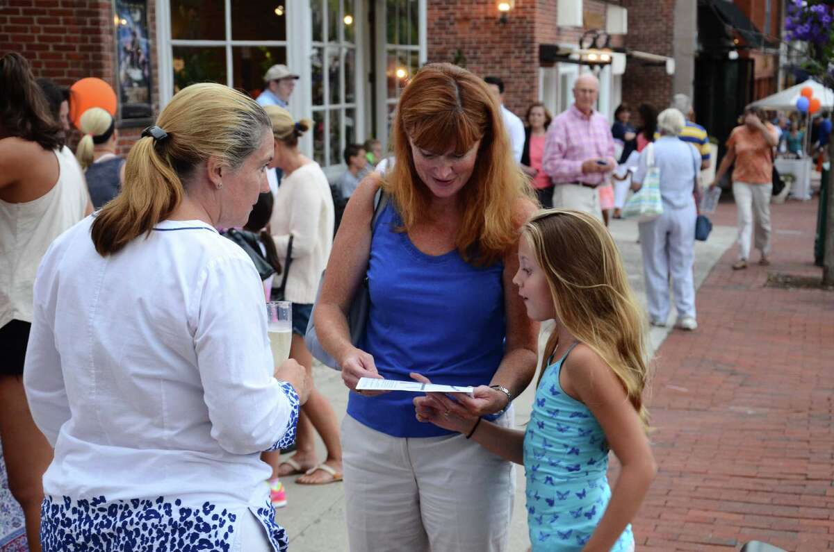 Annual stroll draws hundreds