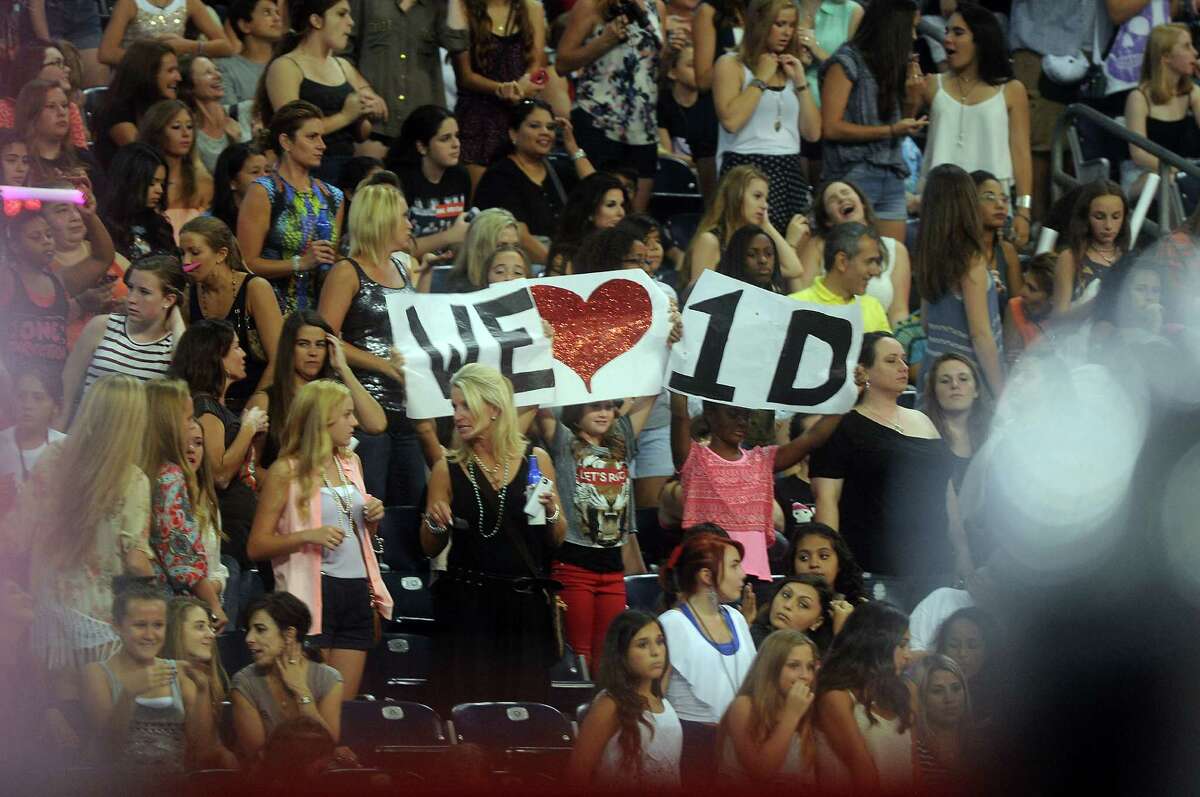 One Direction premieres music video filmed at NASA