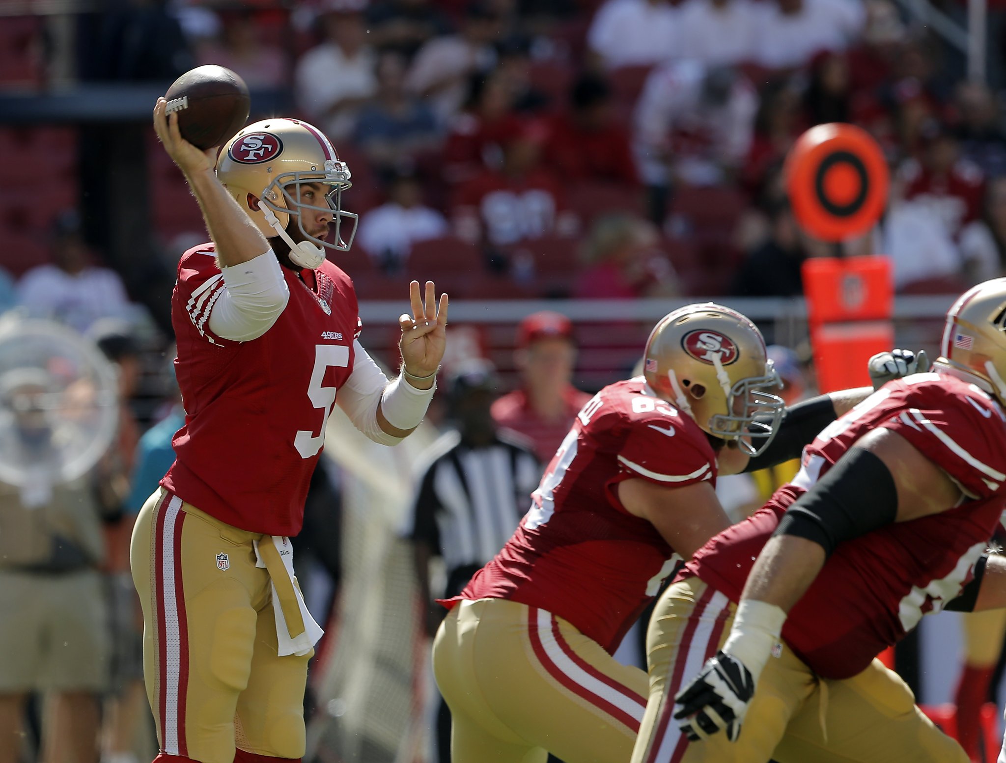 Niners' backup center has kneecap injury