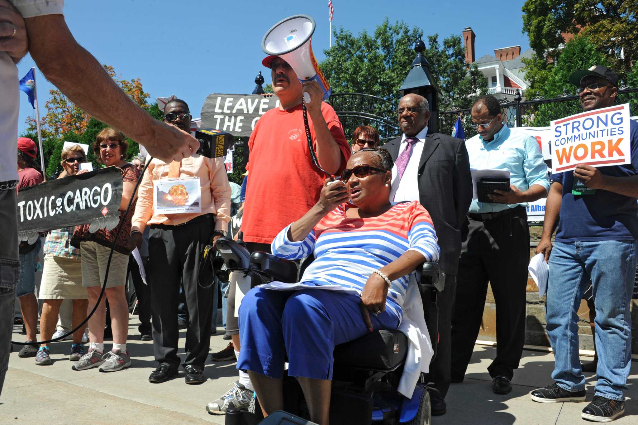 Port neighbors join in oil protest