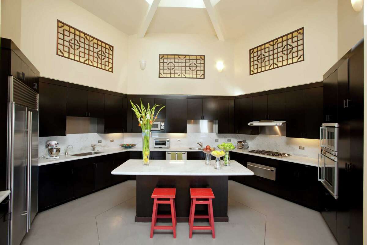 Outdoor kitchen, spacious public rooms make San Rafael estate an ...