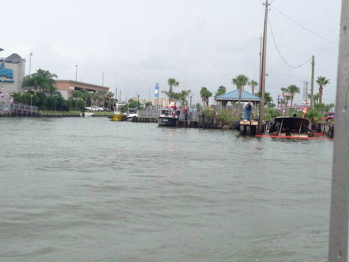 52-foot luxury yacht burns under Kemah Bridge