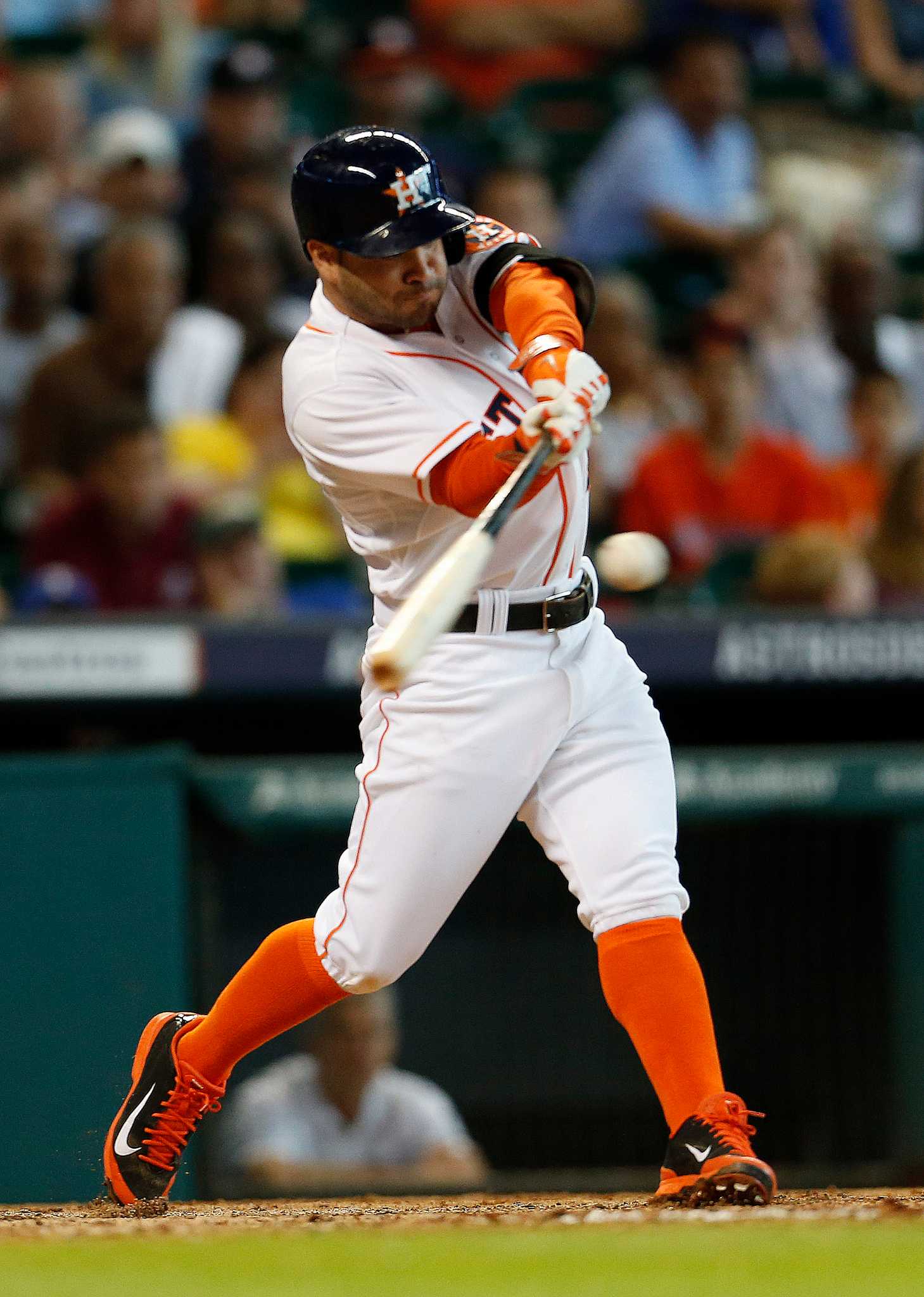 Altuve's latest hit gives Astros winning August