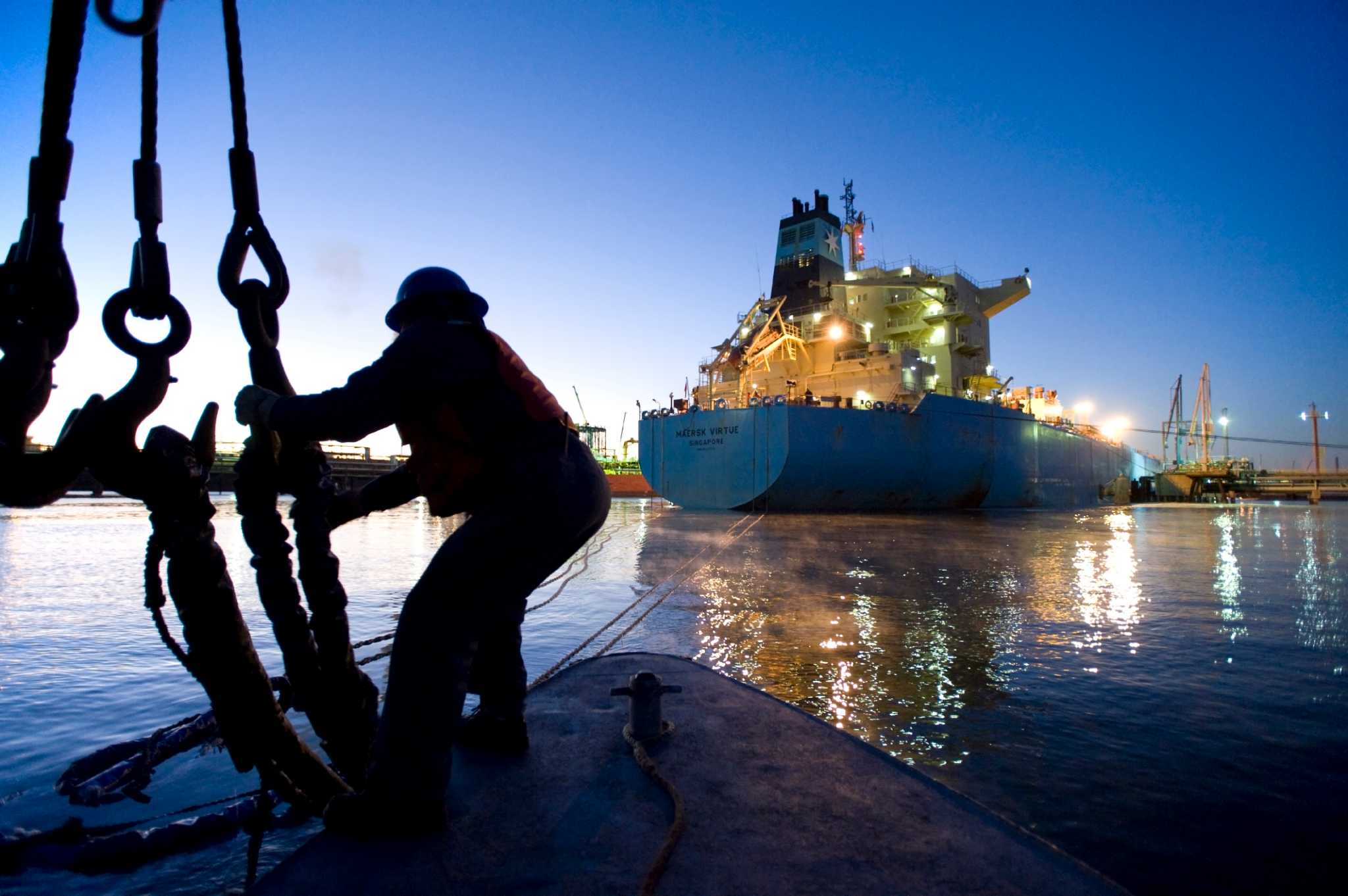 Pilot documents life along the ship channel in photos