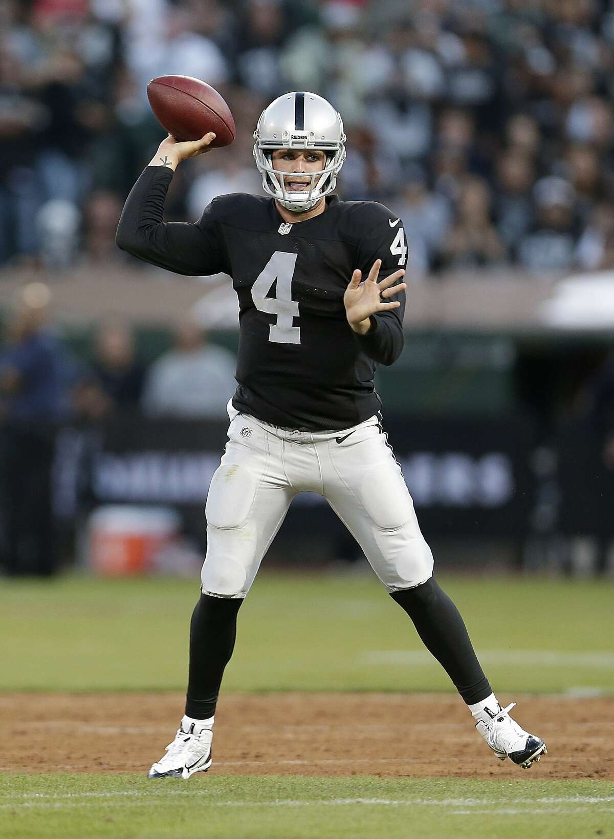 Derek Carr wins Raiders' starting QB job