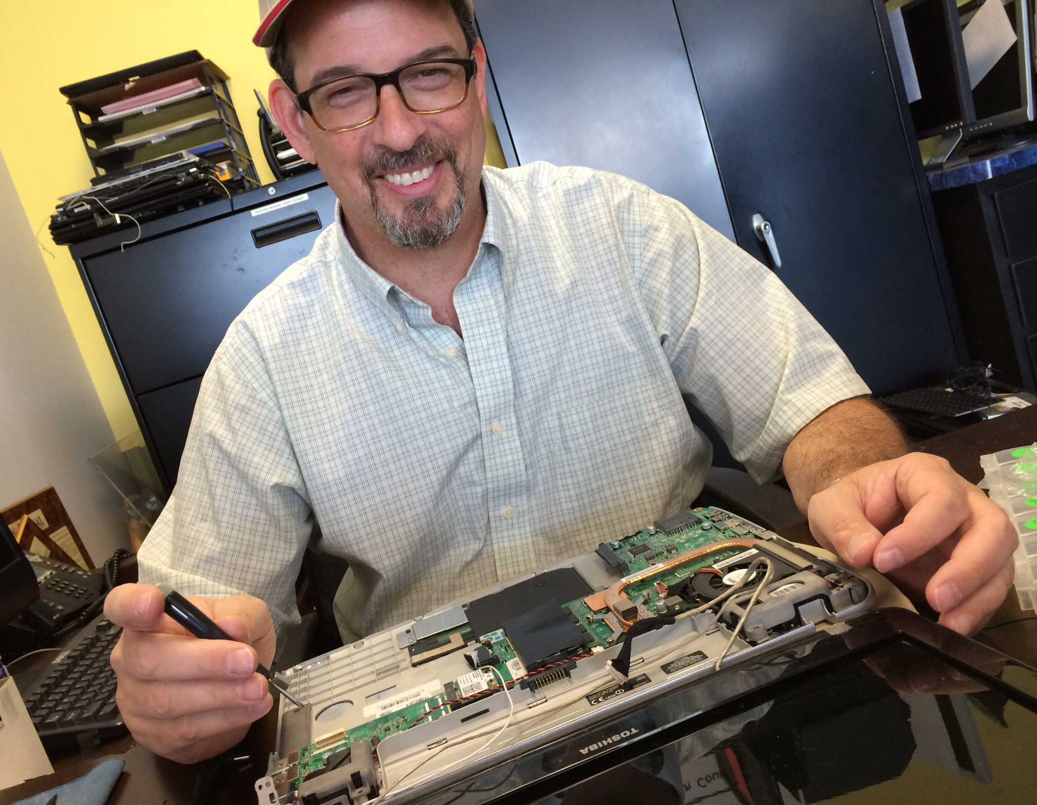 S.A. Confidential: Lee Robin, king of Computer NERDZ!