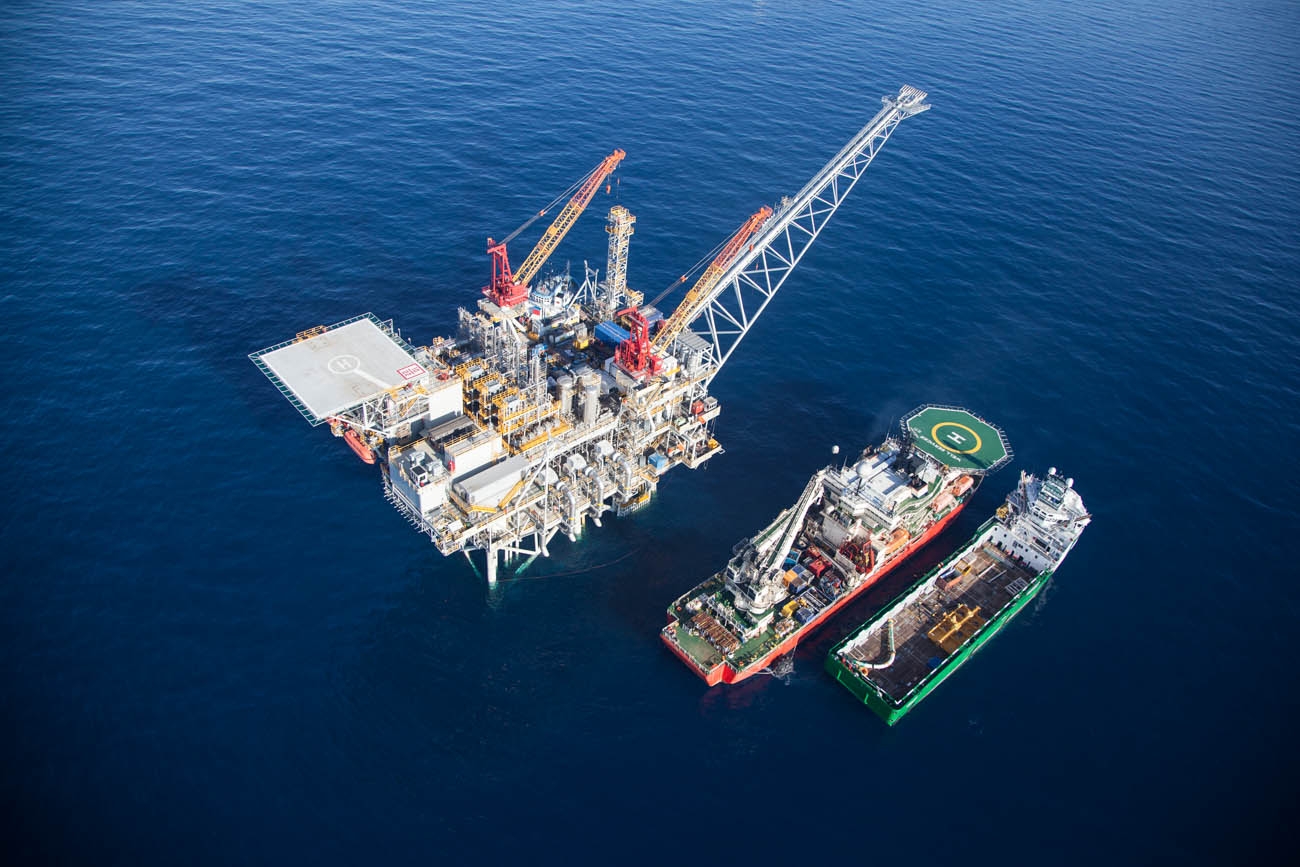 Oil execs present brave faces as prices fall