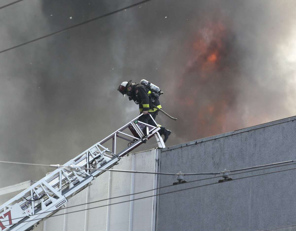 San Francisco firefighters contain big blaze in the Mission