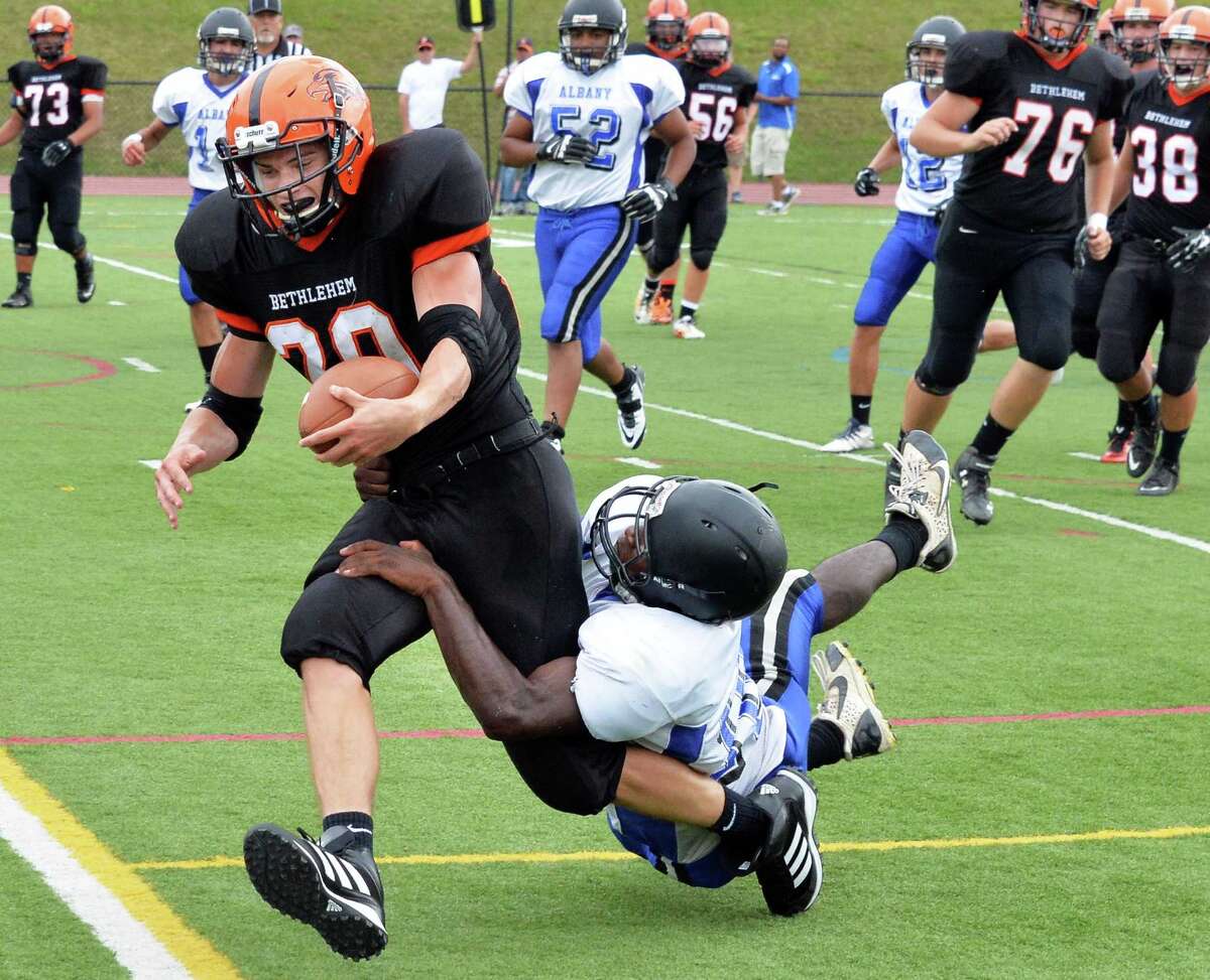 Eagles overwhelm Falcons