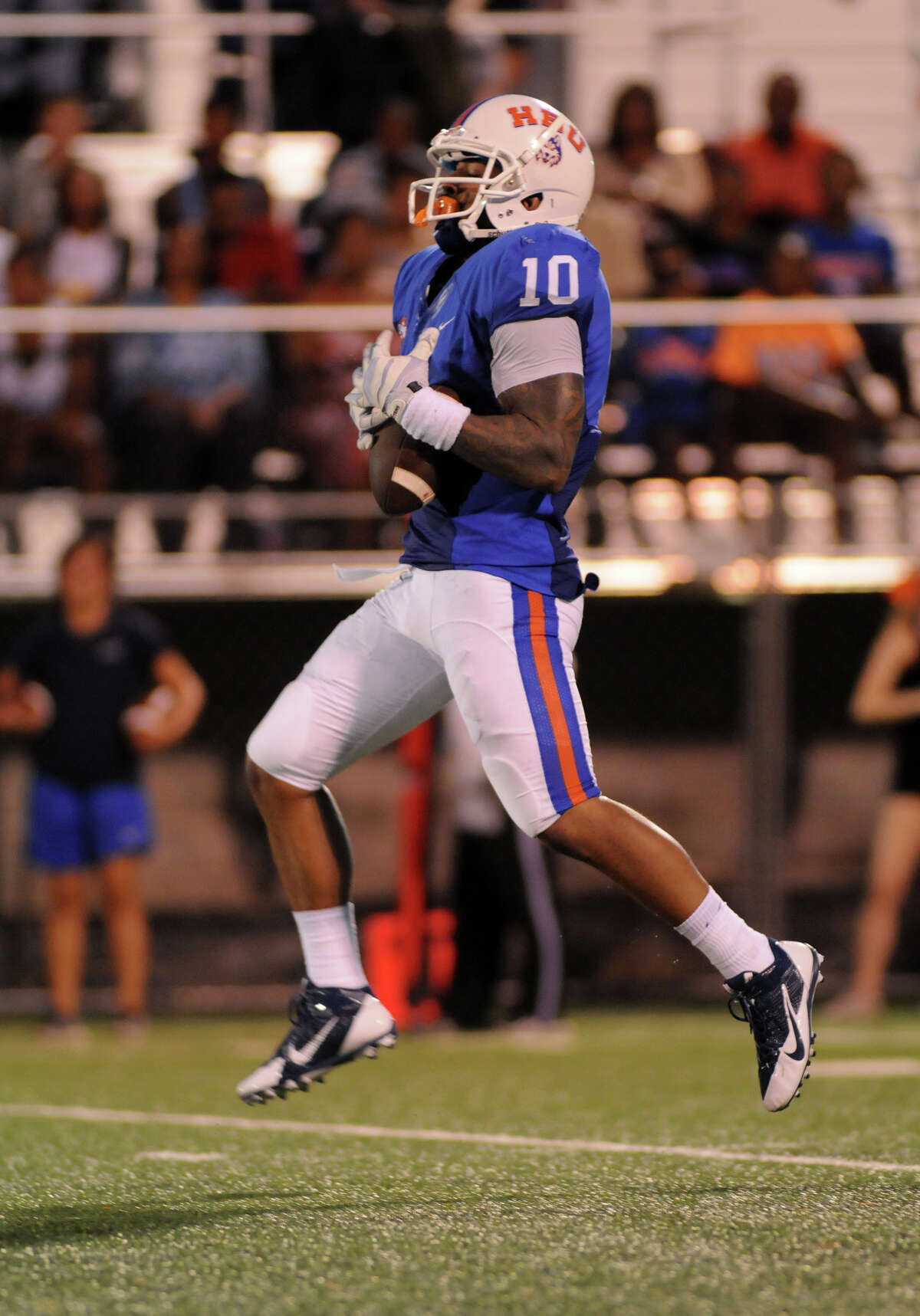 Alumni savor moment of first HBU game on campus