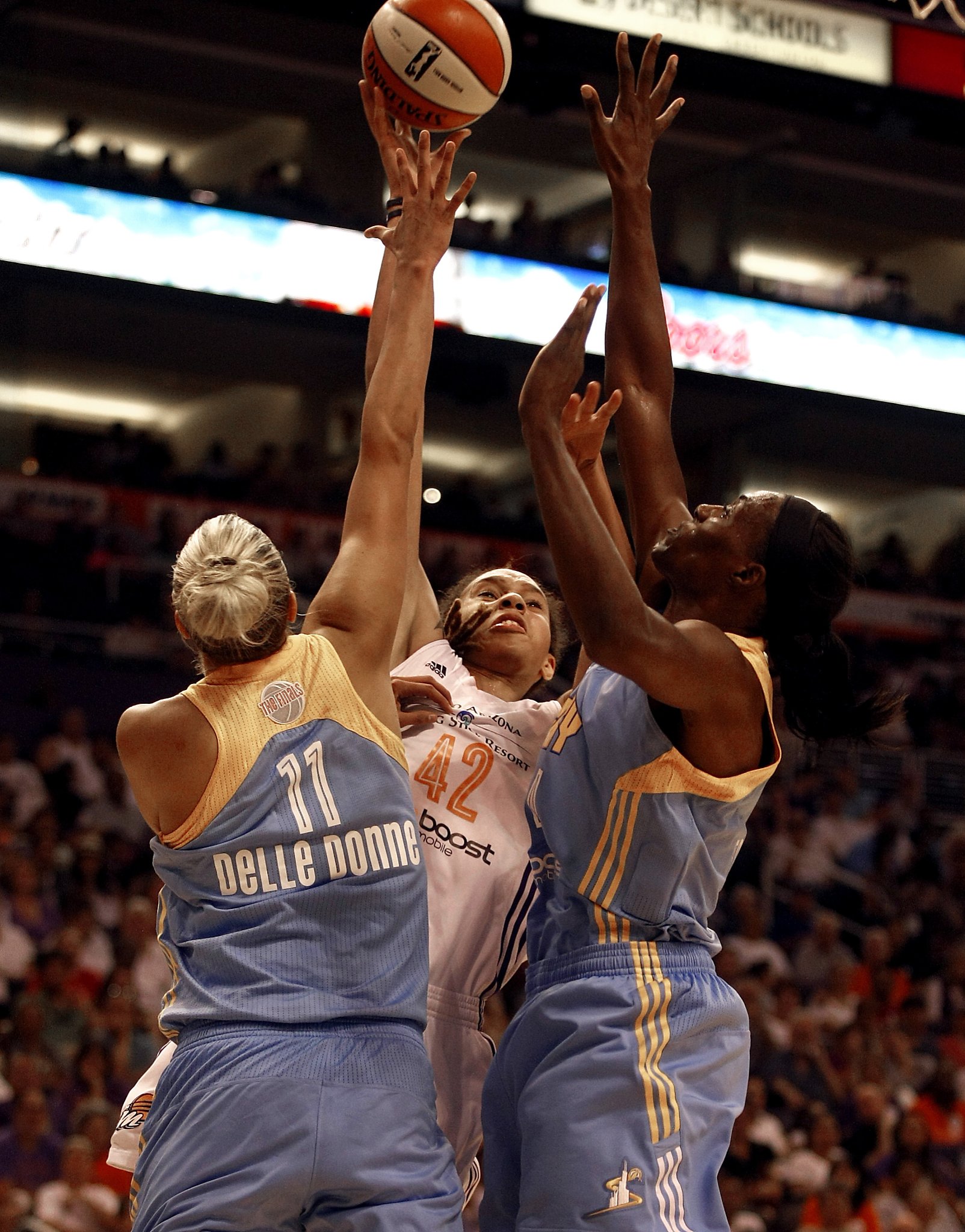 Griner dominates as Phoenix beats Chicago in WNBA Finals opener