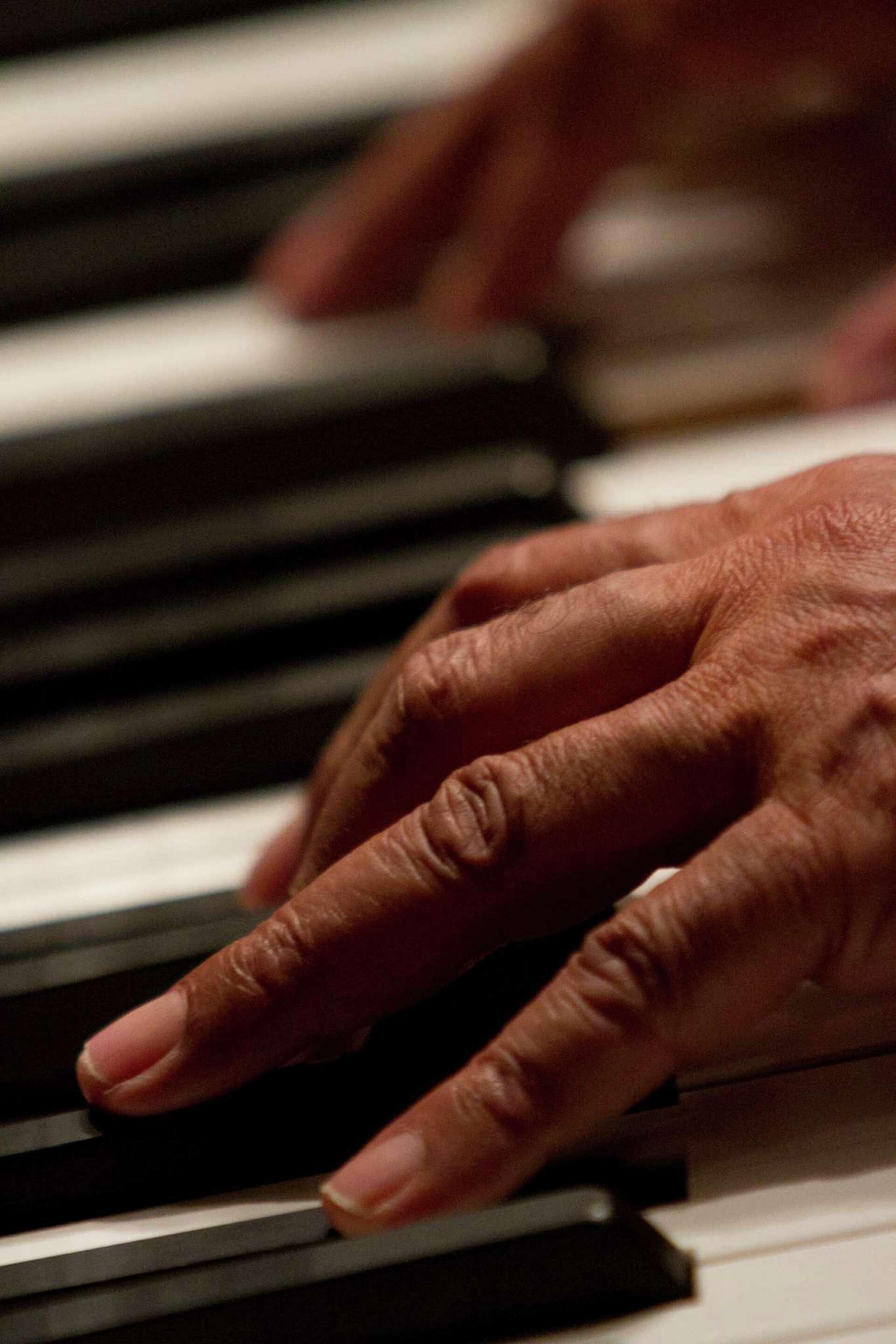 Jazz legend Joe Sample honored with an epic headstone