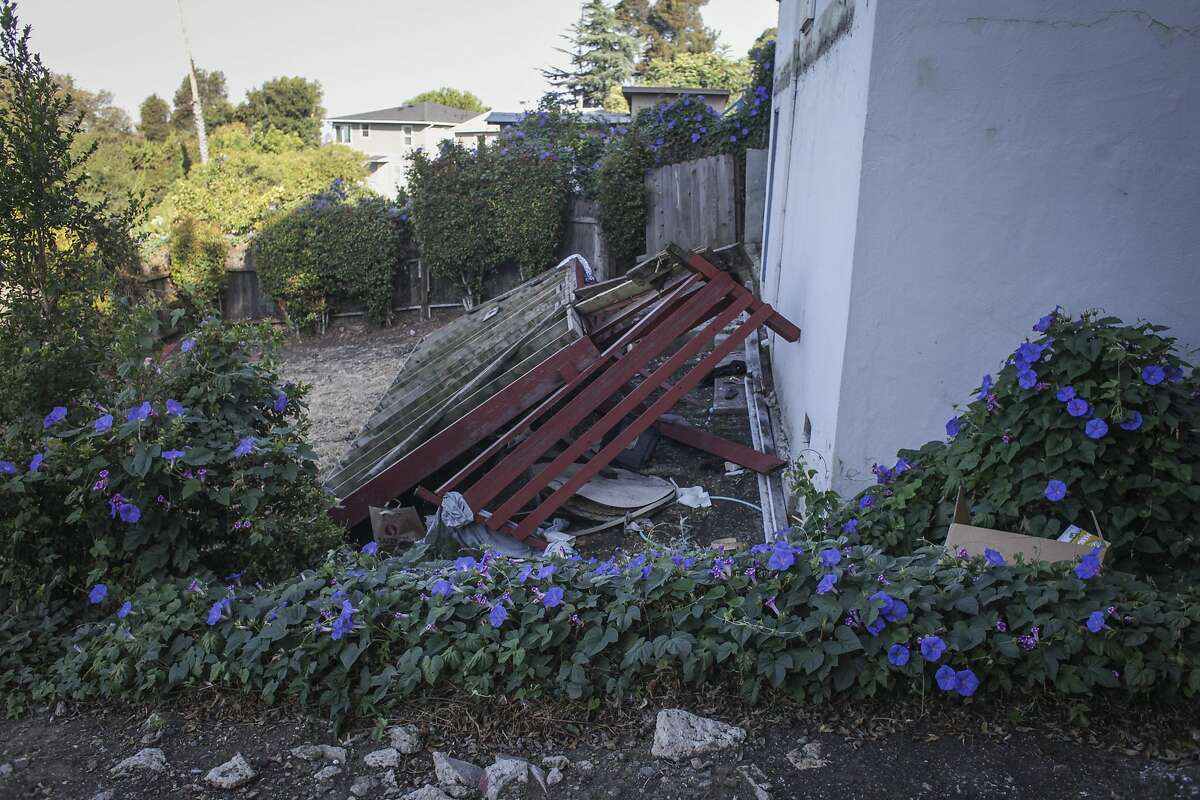 9 hurt in Oakland deck collapse