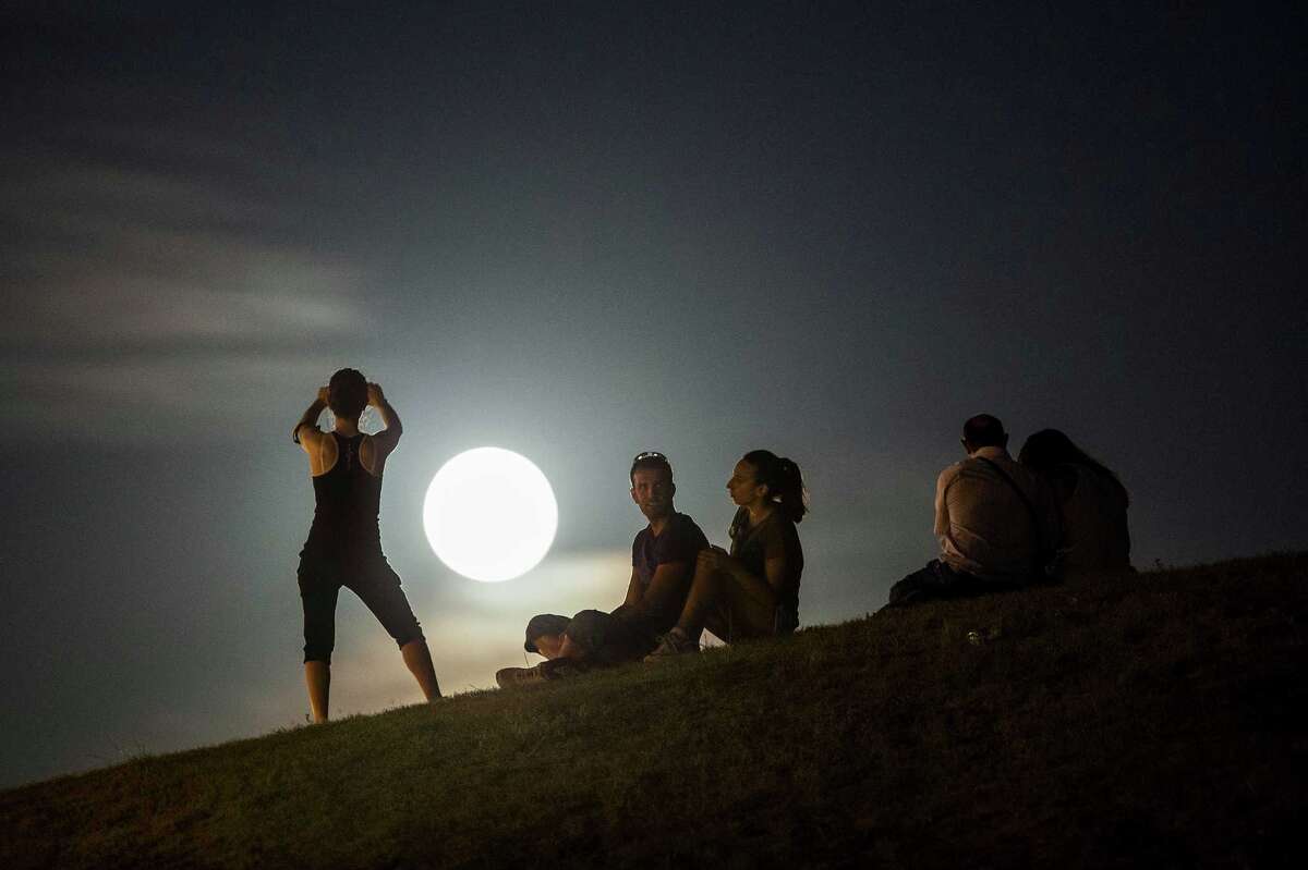 Rare, fully eclipsed moon to rise over the Bay Area