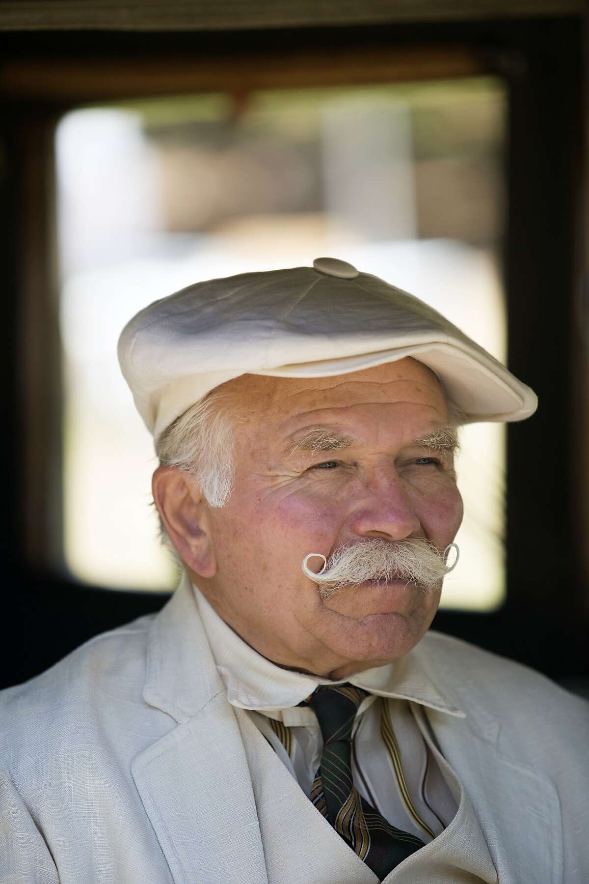 Gatsby fans show up, dress up for annual picnic in Oakland