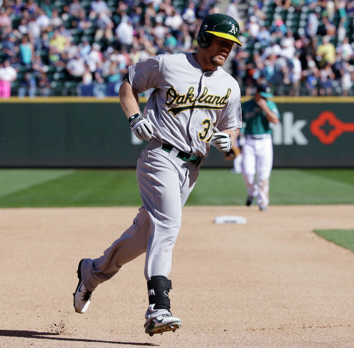 Brandon Moss homers as A’s take Seattle series