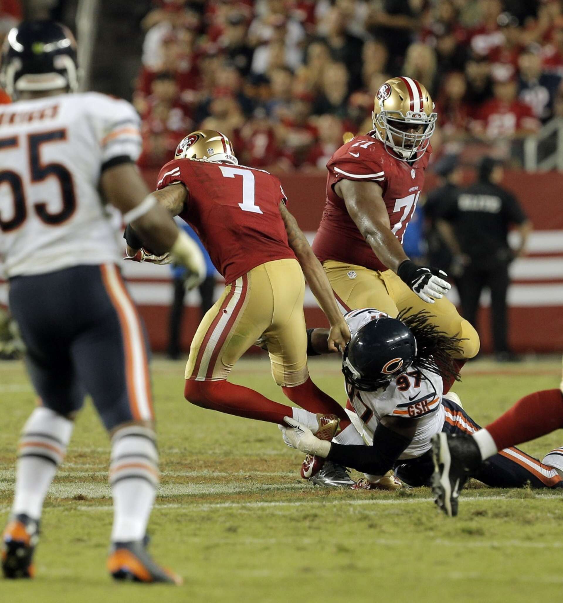 Bears’ offense takes advantage of breaks, 49ers’ injuries