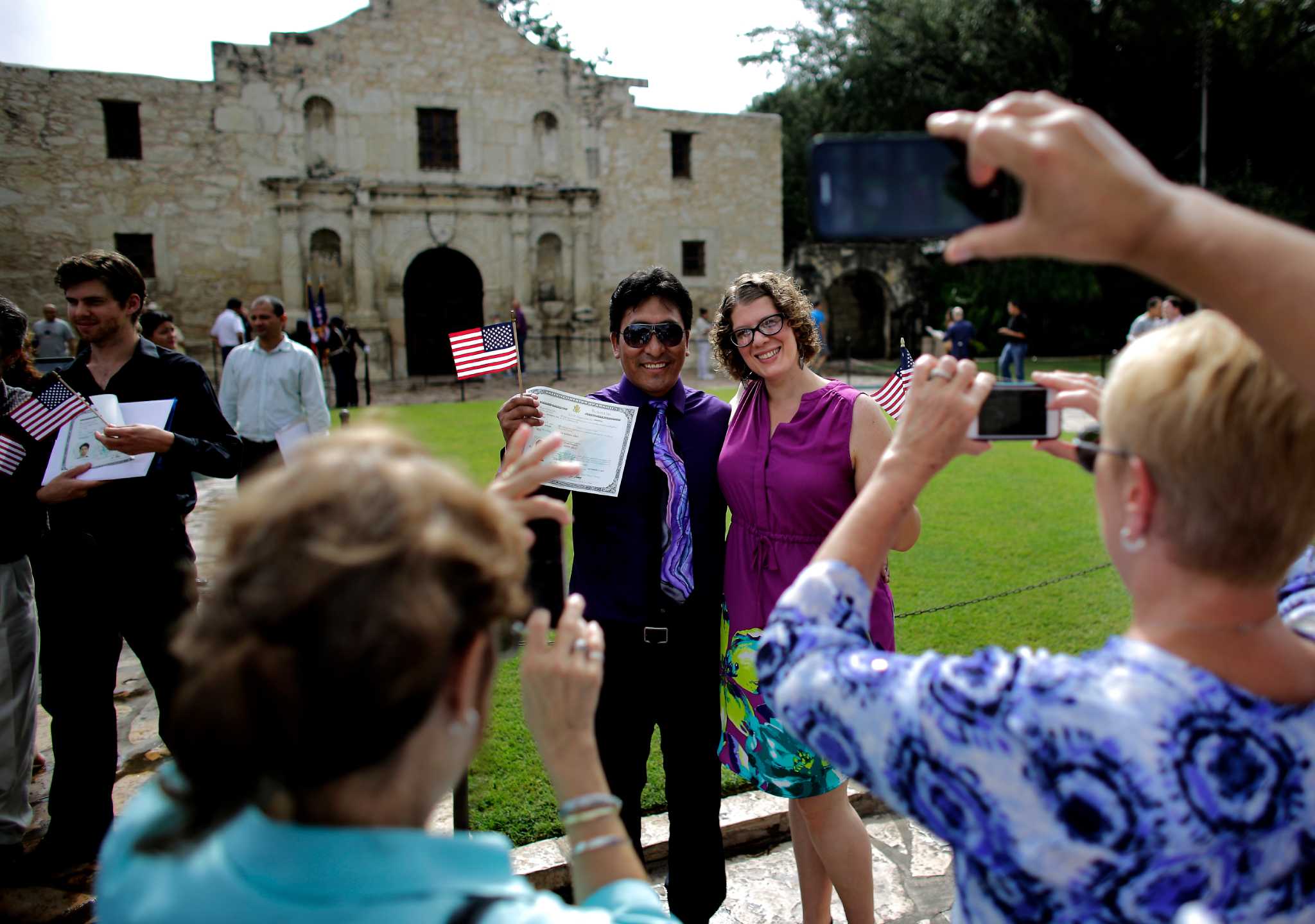 More than 200 new U.S. citizens naturalized at Alamo