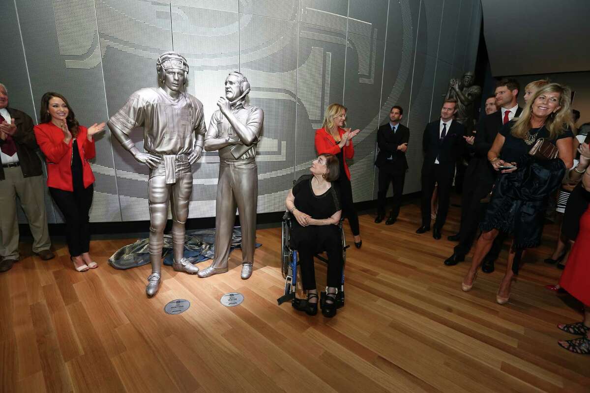 49ers legends unveil statues at new museum