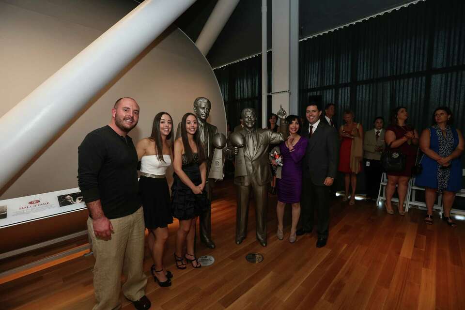 49ers legends unveil statues at new museum