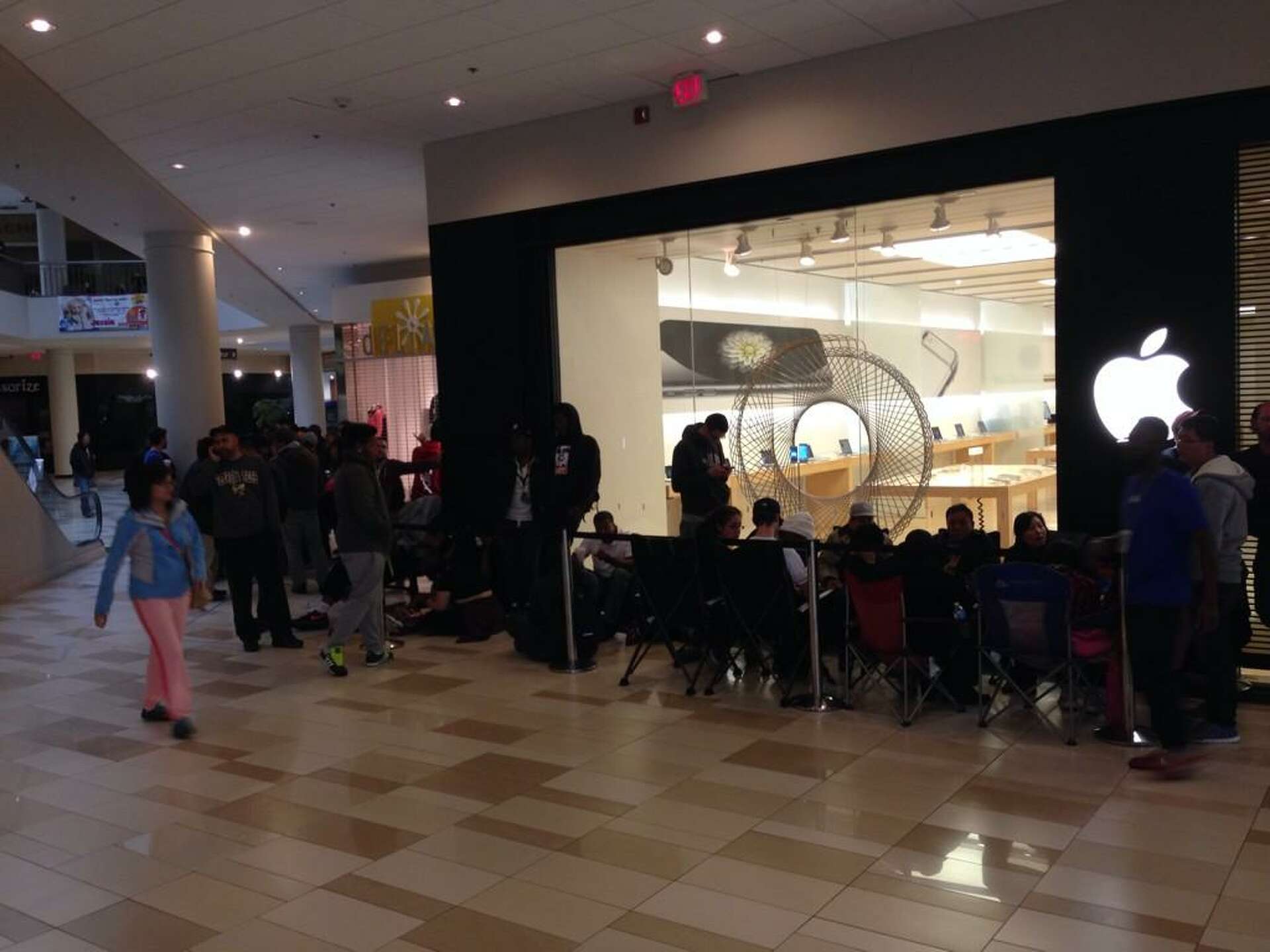 iPhone 6 draws hundreds to Crossgates