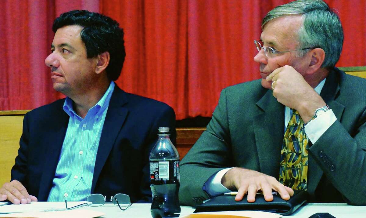 Neighbors press for barriers, not fence, at I-95 plazas