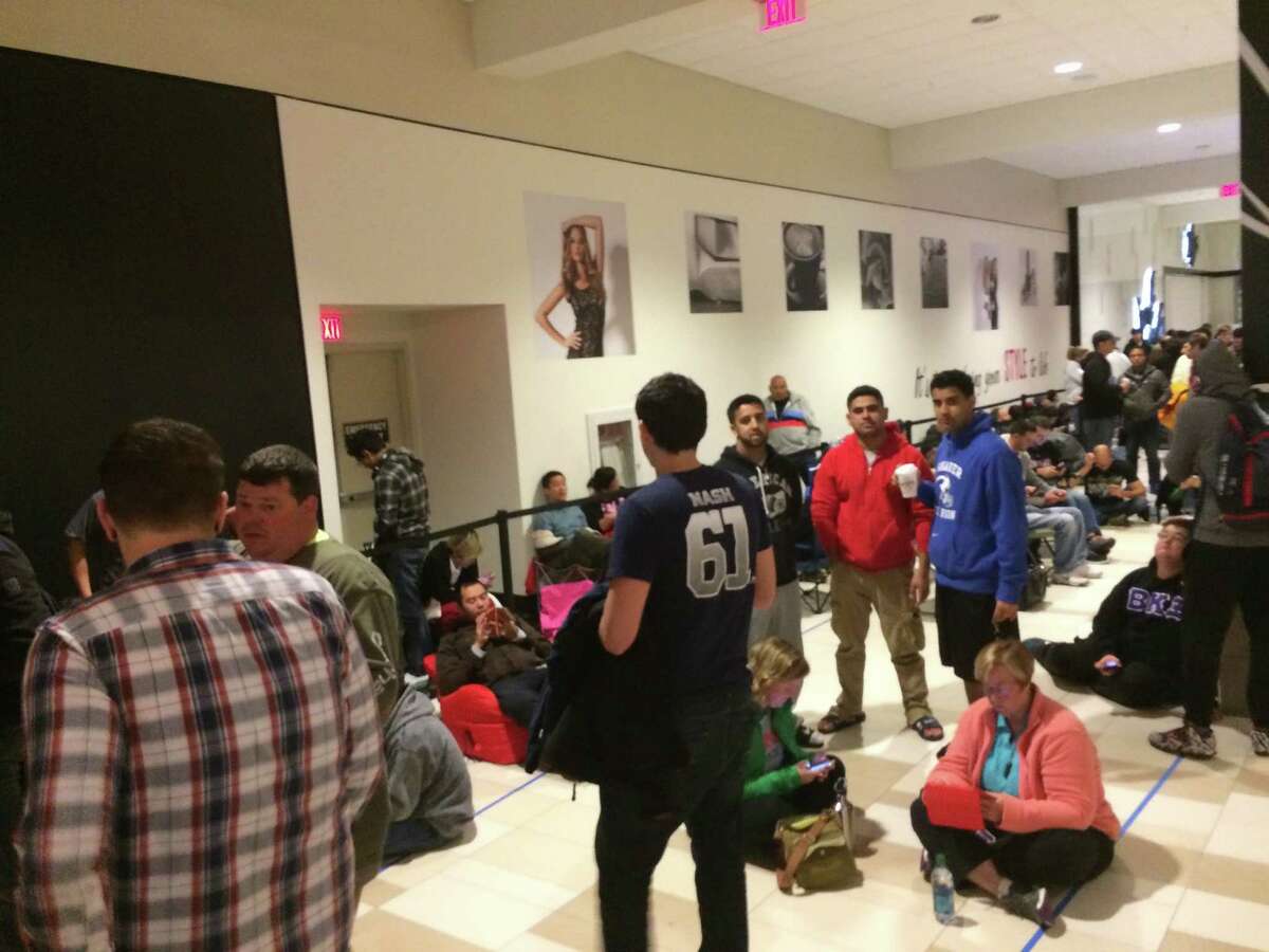 iPhone 6 draws hundreds to Crossgates