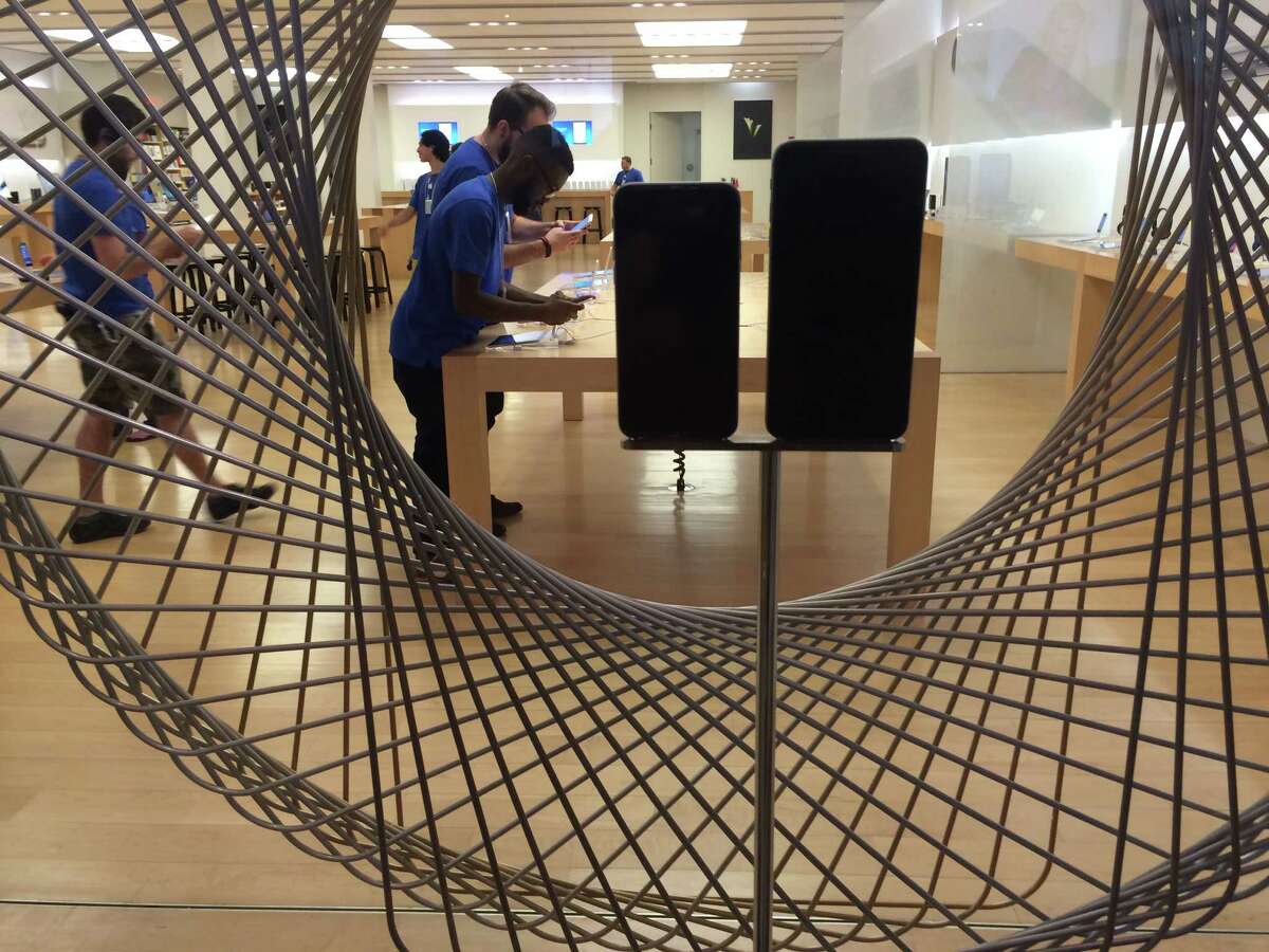 iPhone 6 draws hundreds to Crossgates