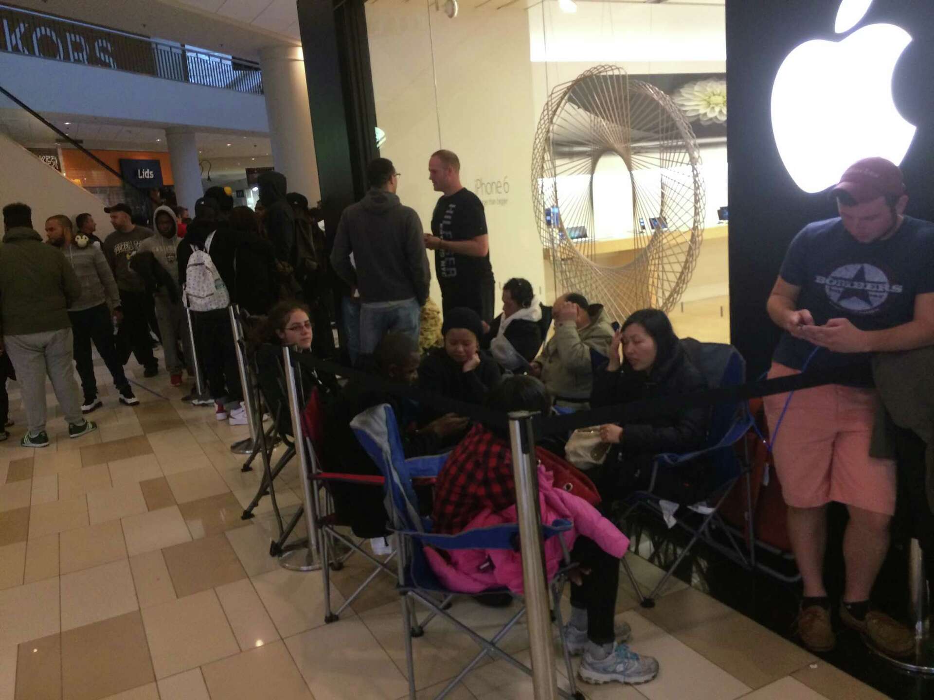 iPhone 6 draws hundreds to Crossgates