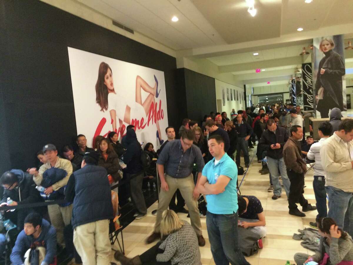 iPhone 6 draws hundreds to Crossgates