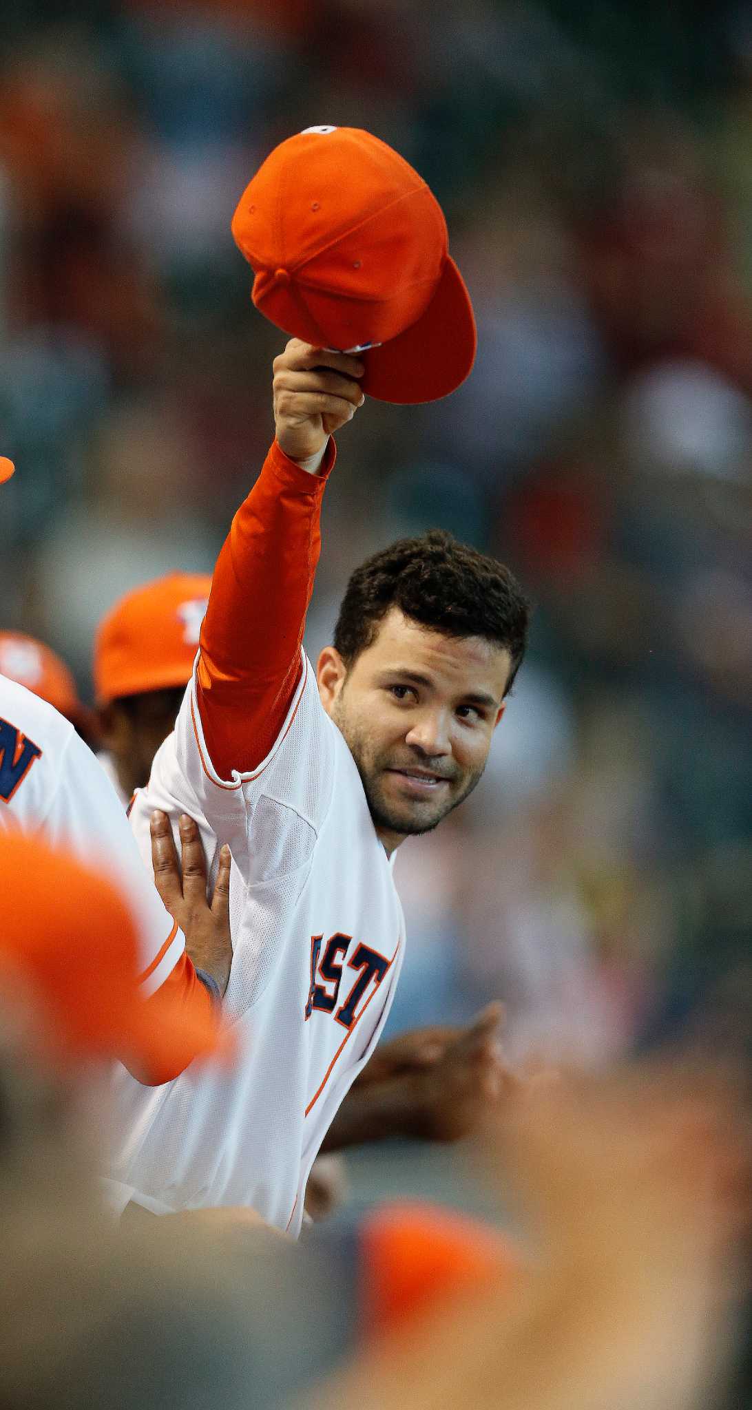Altuve earns standing ovation as Astros finish off Mariners