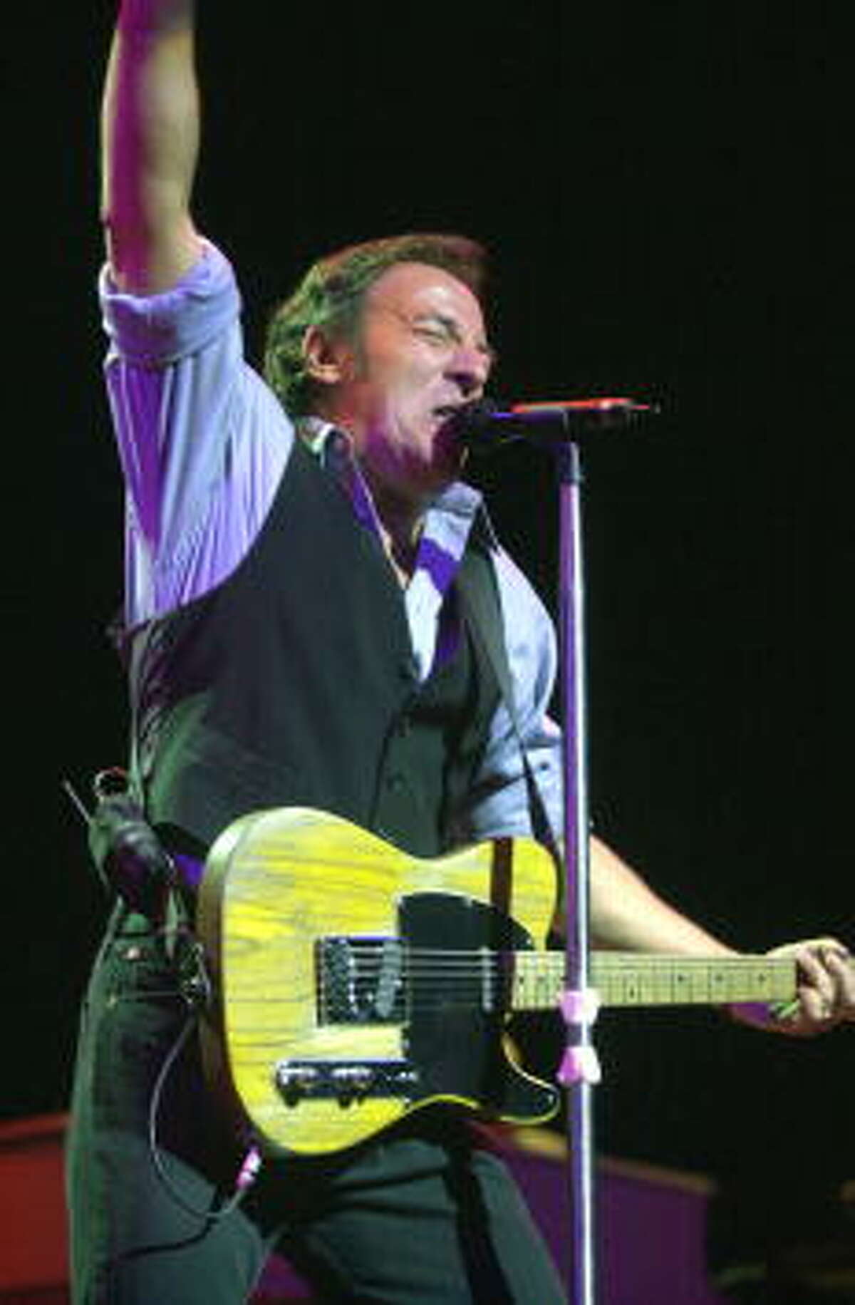 Bruce Springsteen invites teen onstage, teaches him lesson about ...