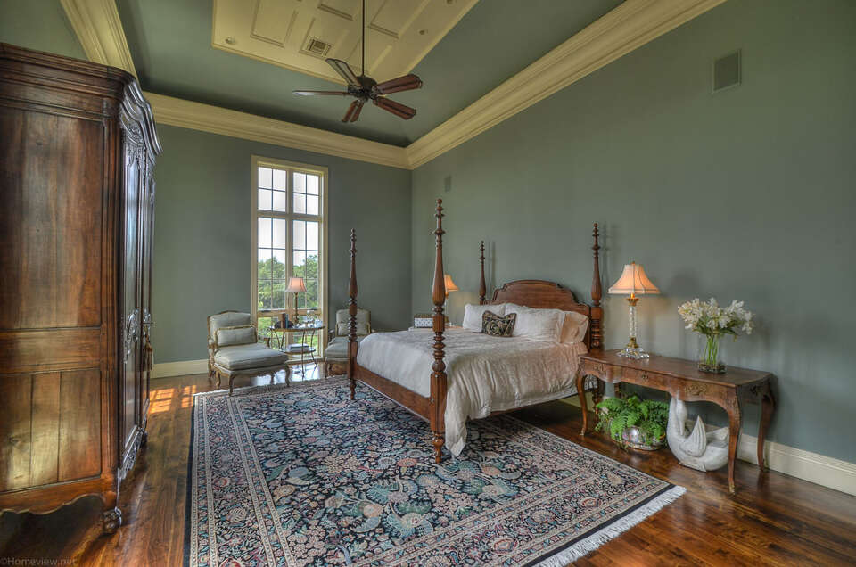 Qatar official, wife accused of force labor