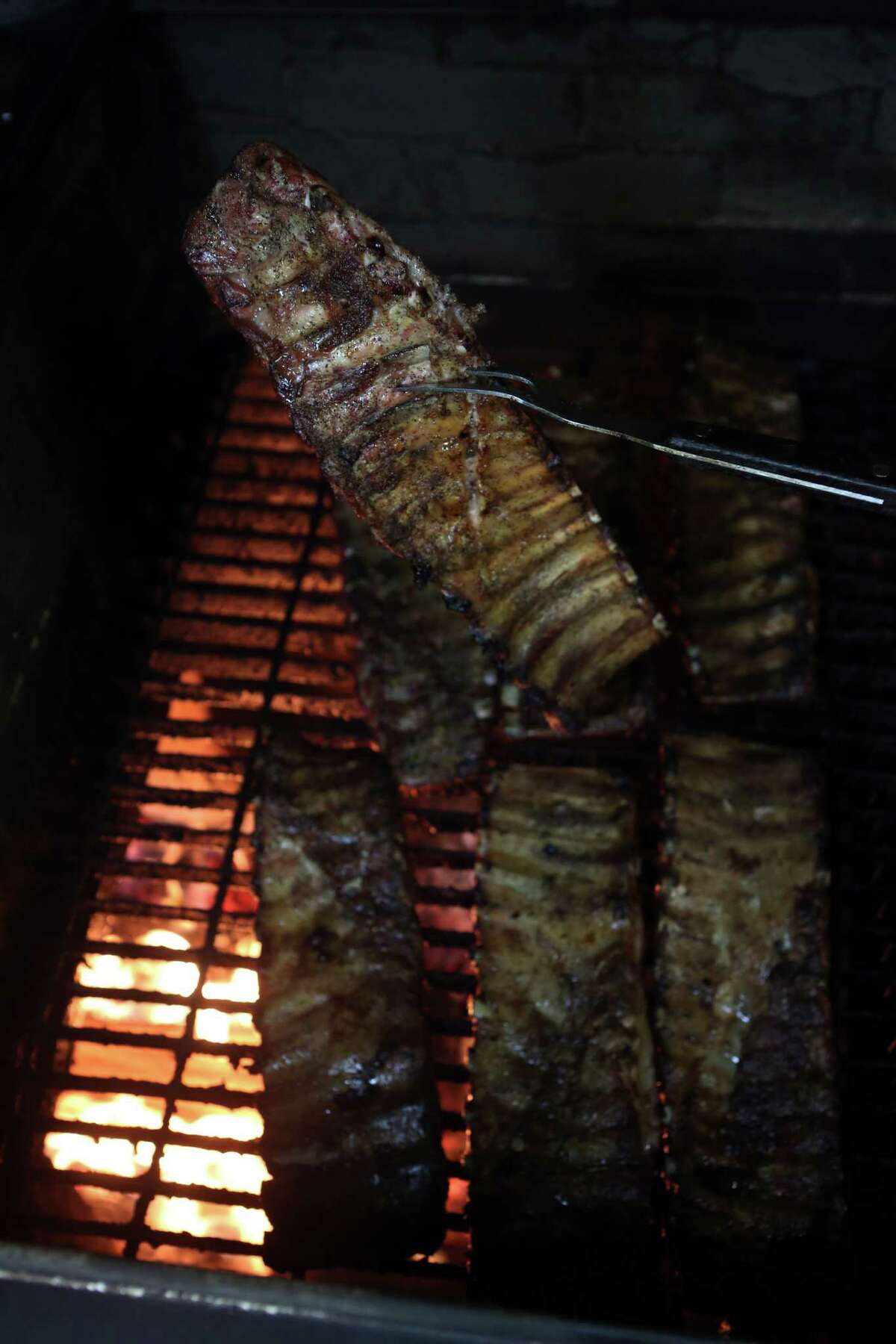 Pizzitola's regulars return for the ribs