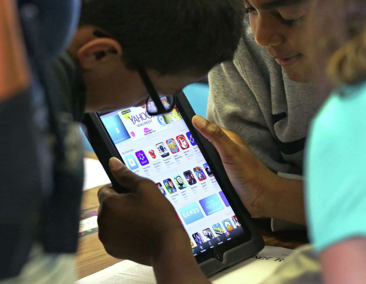 Area schools' embrace of e-textbooks varies