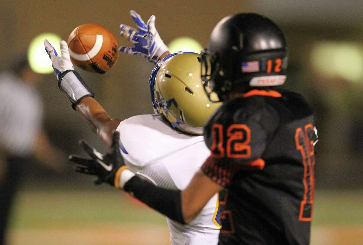 Elkins finally gets it going in easy win over Texas City