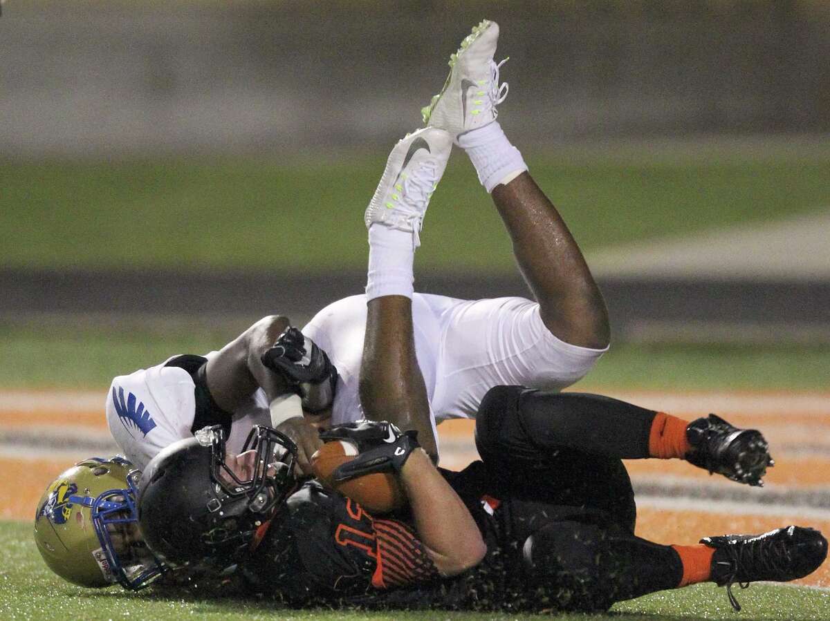 Elkins finally gets it going in easy win over Texas City