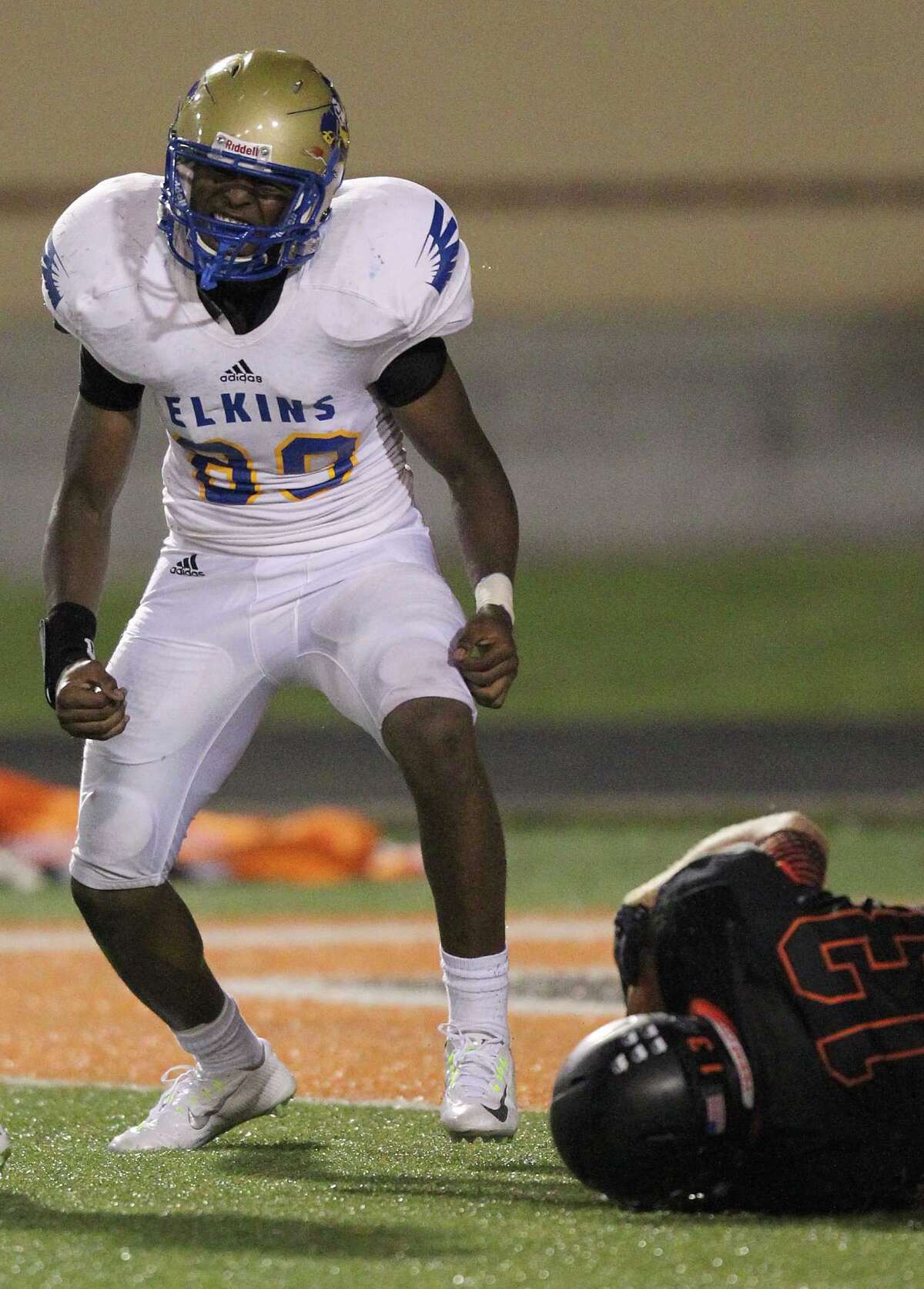 Elkins finally gets it going in easy win over Texas City