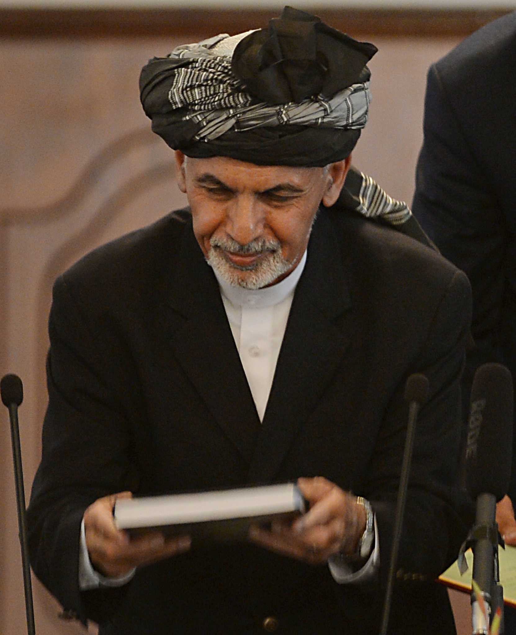 Ahmadzai sworn in as Afghan president, and shares the stage