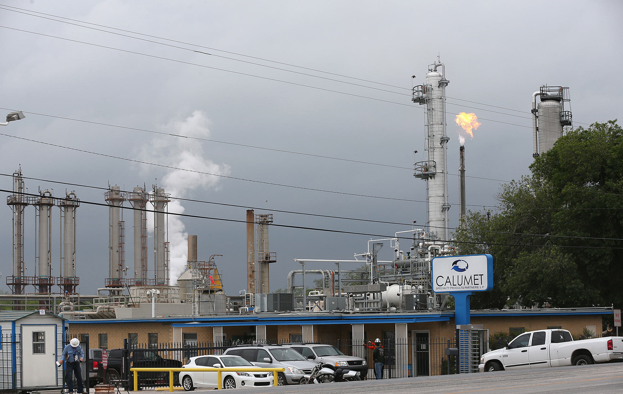 Refinery fire extinguished