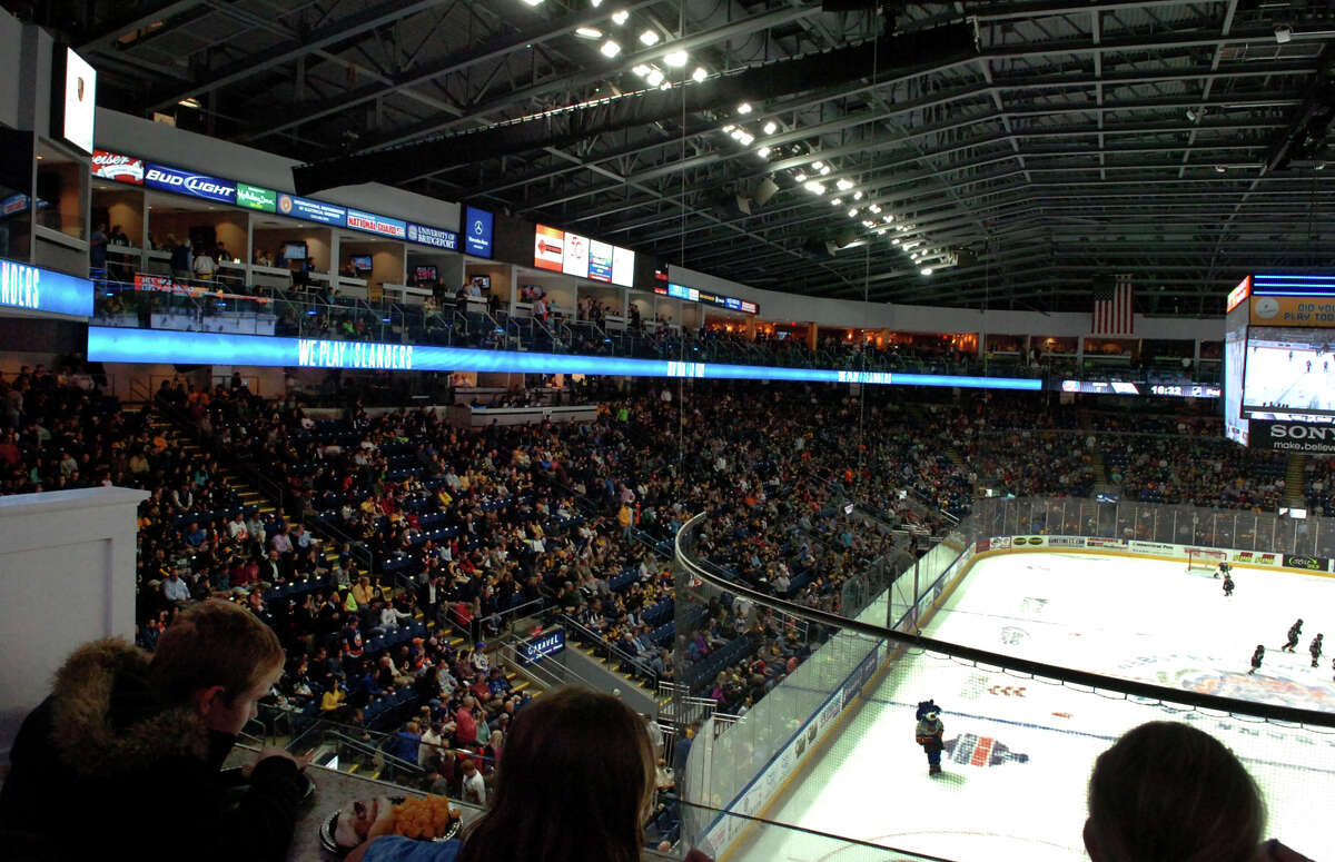 Packed Arena sees Bruins rip Islanders