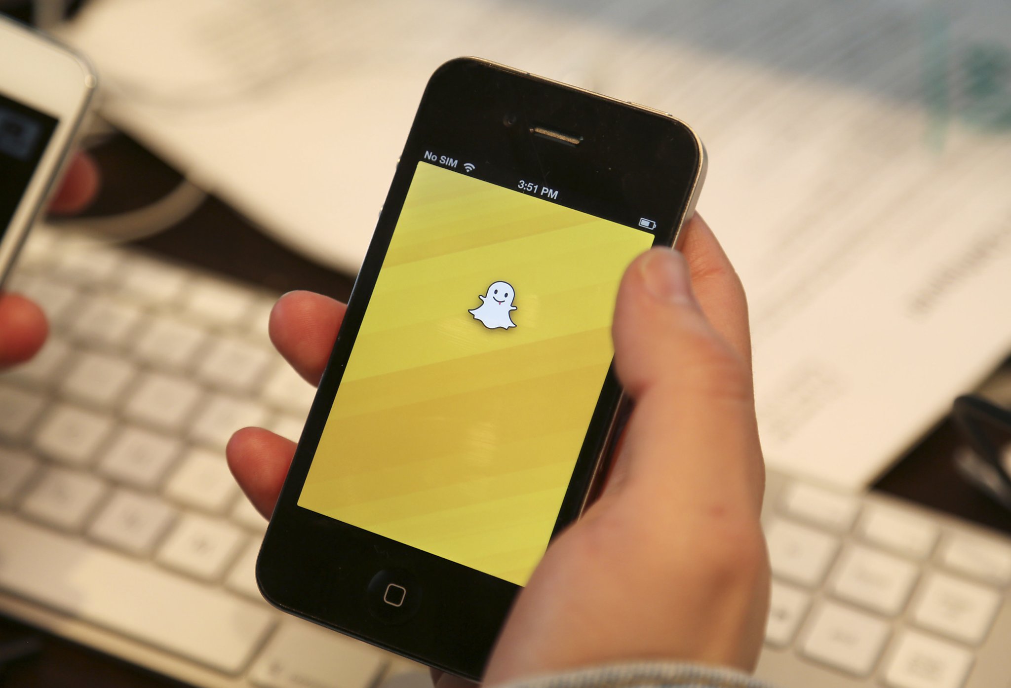 Snapchat and WhatsApp bringing new features to messaging Snapchat and WhatsApp bringing new features to messaging